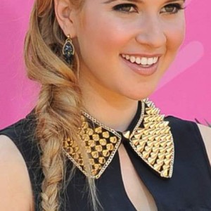 Miley Cyrus Wows in Sexy Side Plait Hairstyle