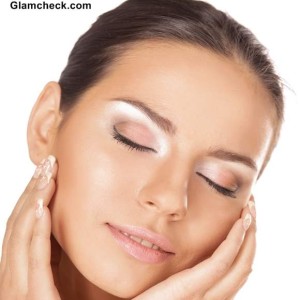 Makeup Tip : Highlighting Inner Corner of the Eyes with White Shadow